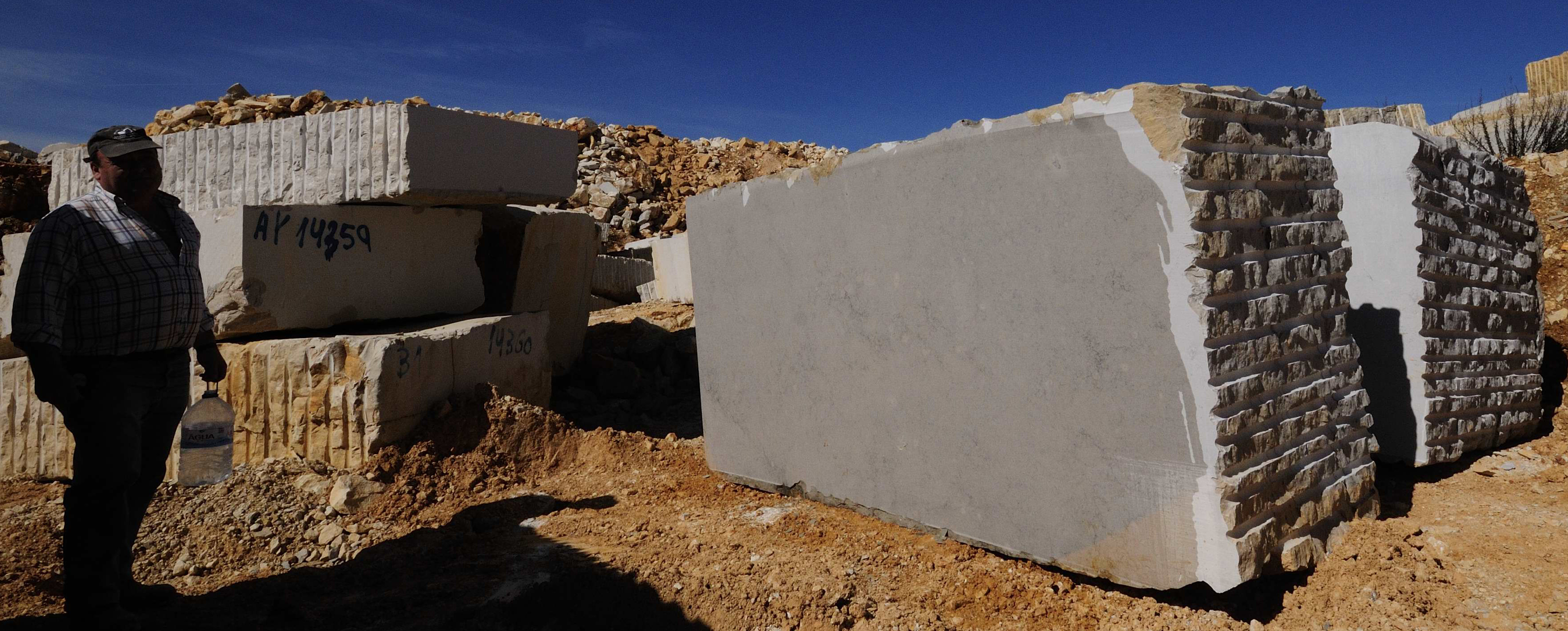 AZUL – Blue-gray ornamental limestone varieties from Portugal – Sínese