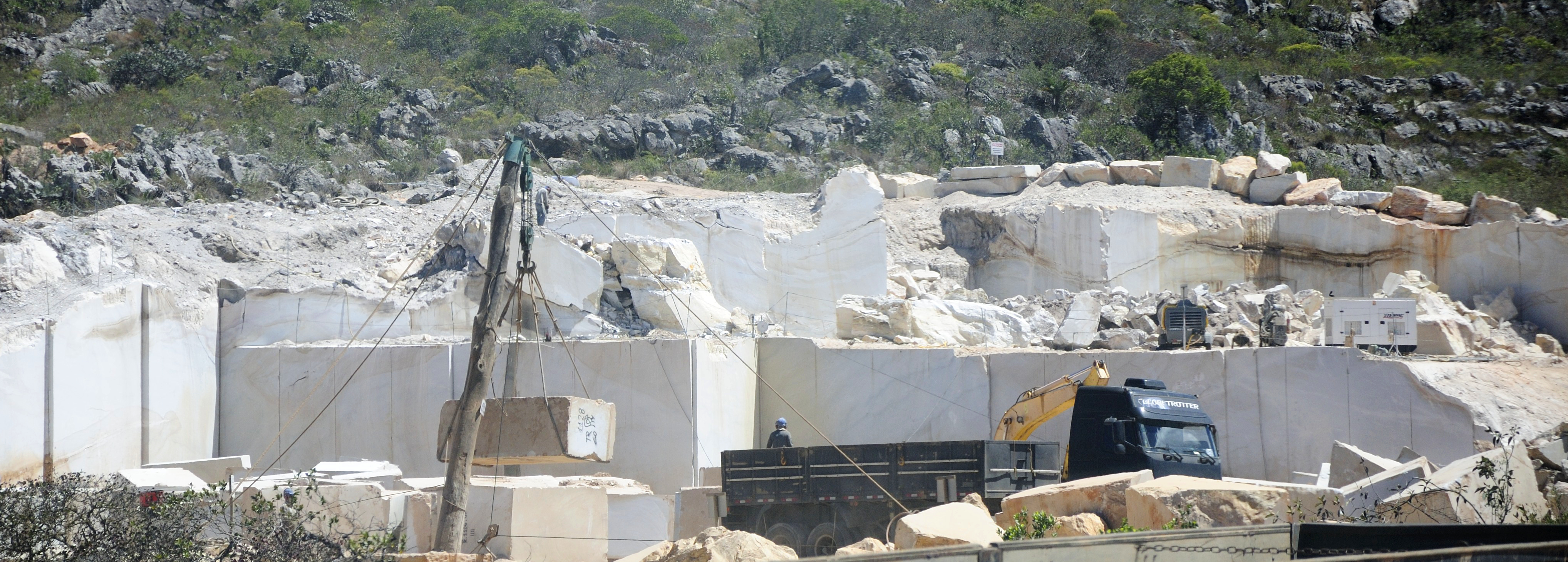 Quartzite block loading in Minas Gerais (Brazil) quarry – Sínese
